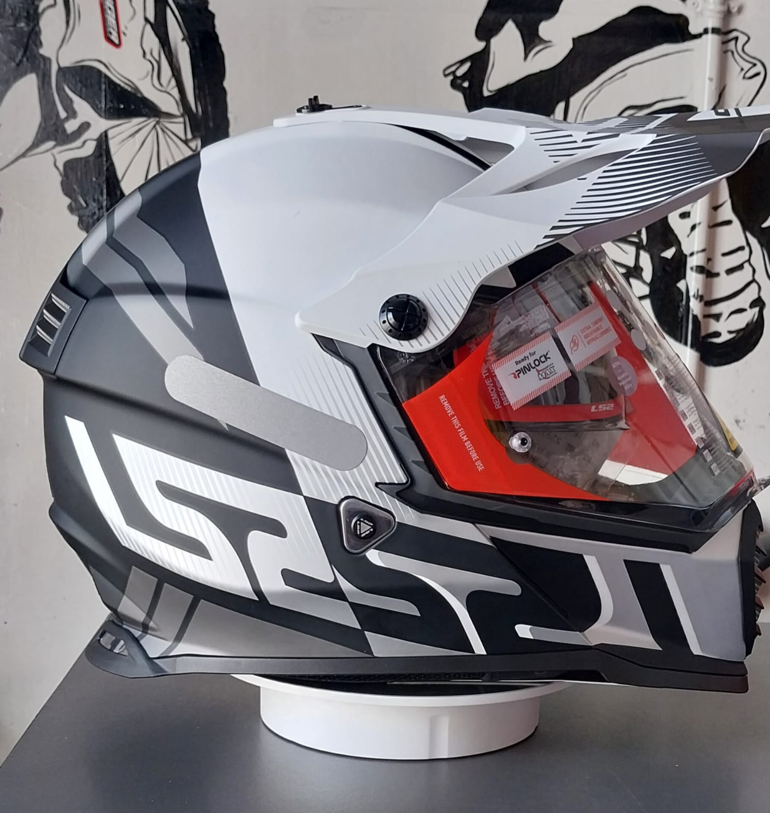 LS2 Pioneer Evo MX436 Adventure Helmet – ECE Certified & Anti-Scratch Visor